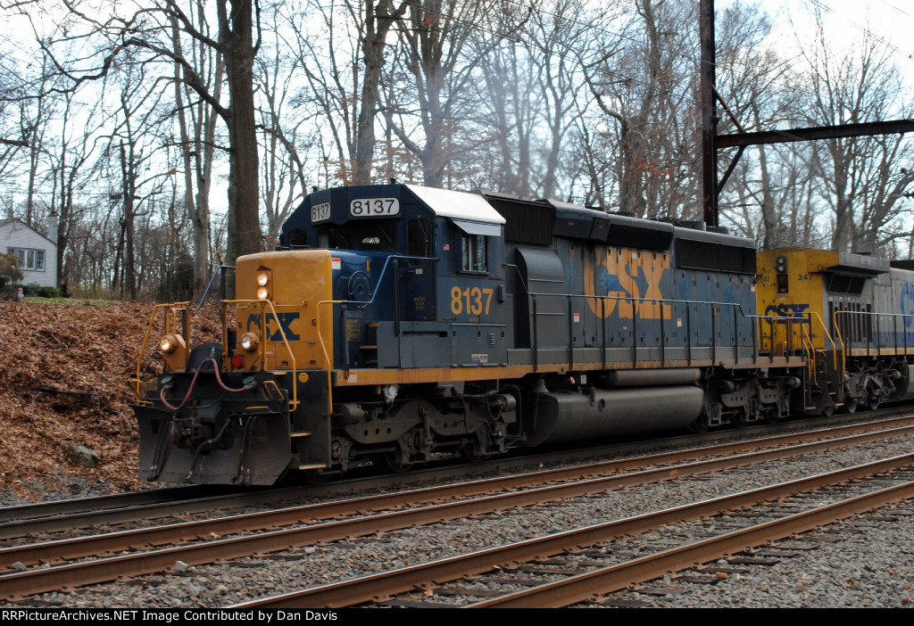 CSX SD40-2 8137 leads Q300-17